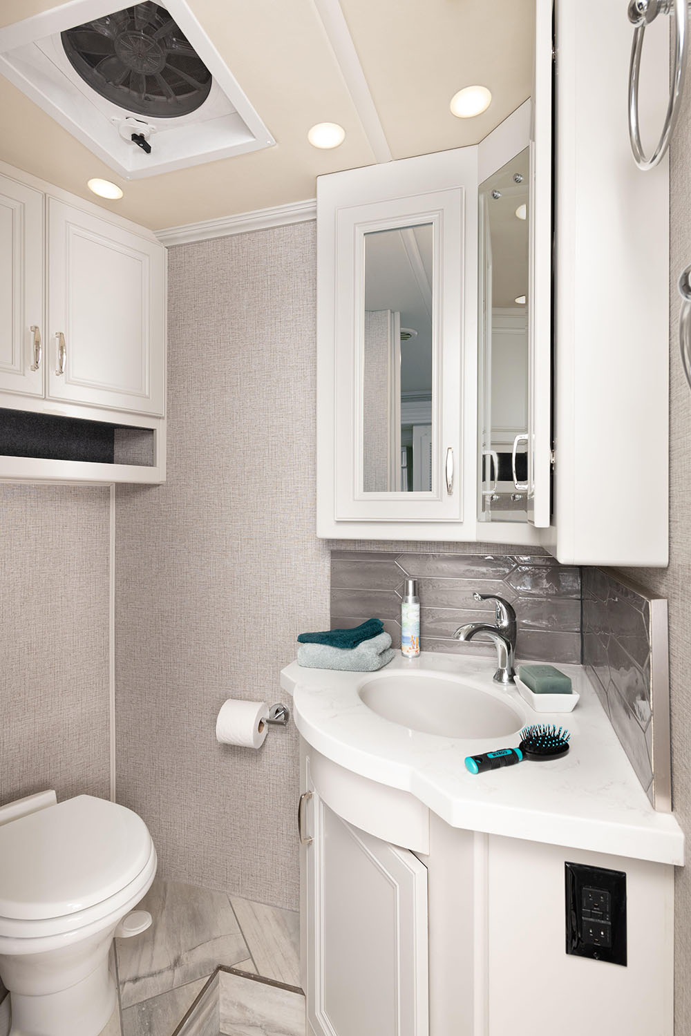 Discovery - Best-Selling Class A Diesel Motorhome - Fleetwood RV